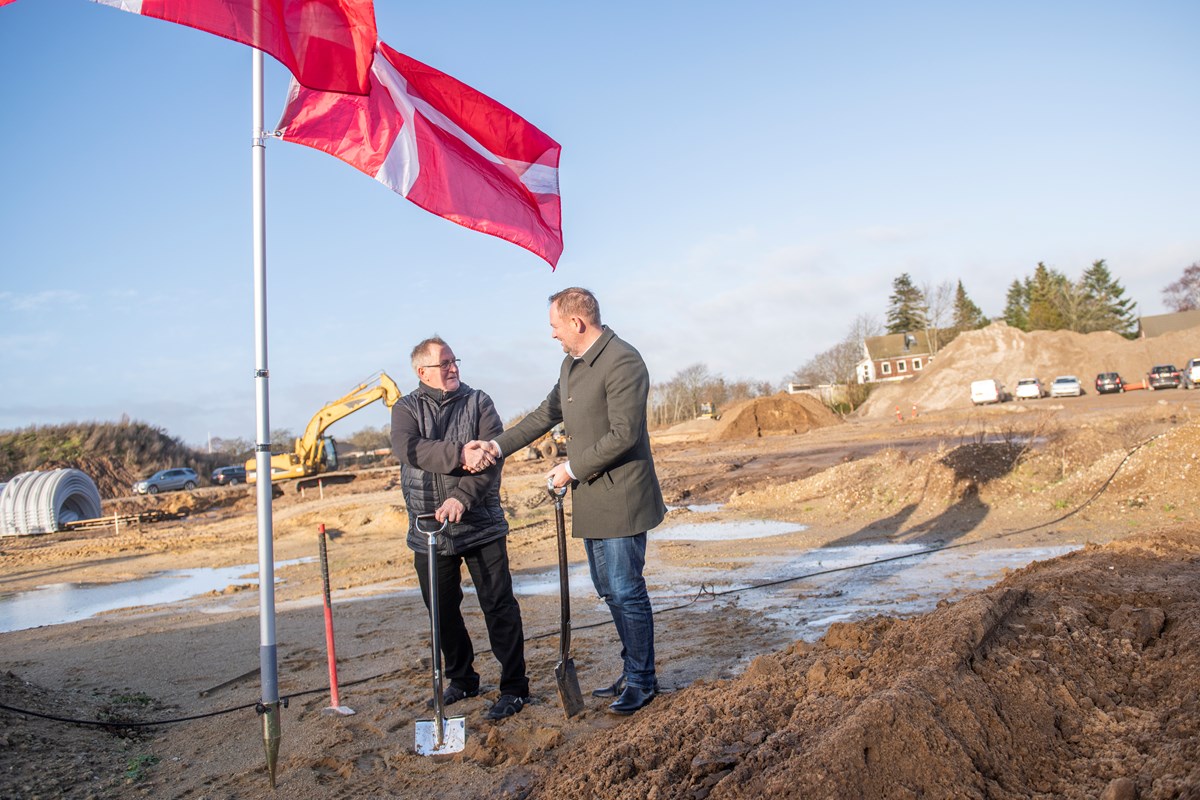 Fejring af rejsegilde og første spadestik i Schaub parken.